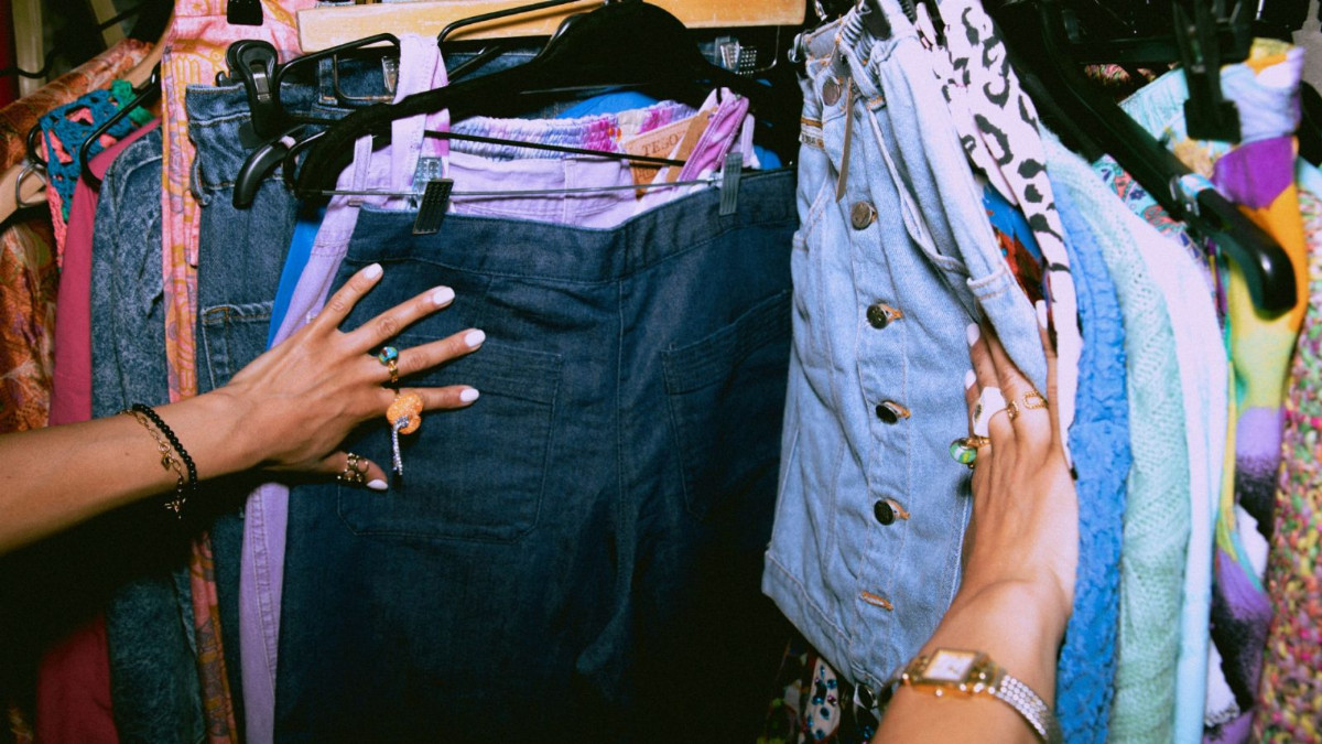 Vente solidaire de vêtements à Moye - Radio FMR